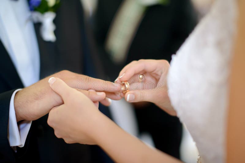 Novia Que Pone El Anillo De Bodas Foto de archivo - Imagen de poner ...