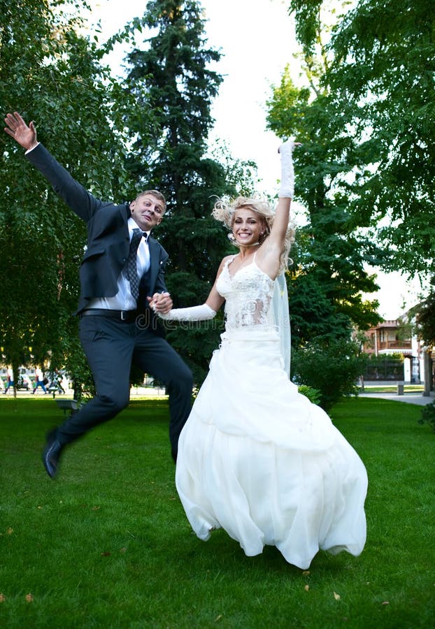 Novia y novio imagen de archivo. Imagen de mirada, nube - 21232229