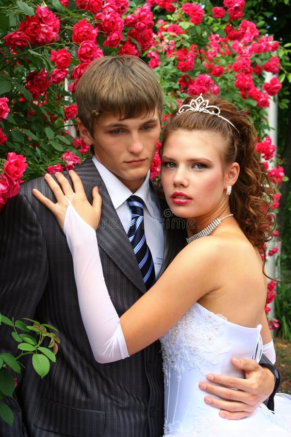 Novia y novio foto de archivo. Imagen de ramo, verde, prepare - 2660168