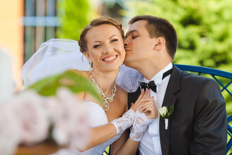 Novia y novio imagen de archivo. Imagen de feliz, verde - 28644529