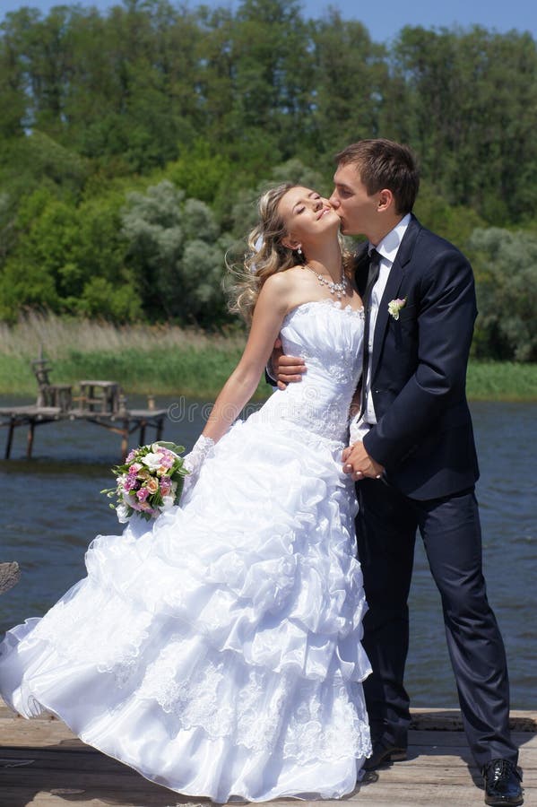 Novia y novio imagen de archivo. Imagen de abrazo, felicidad - 29348927