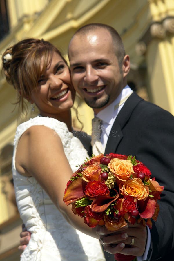 Novia y novio foto de archivo. Imagen de ramo, pares, novia - 3381068