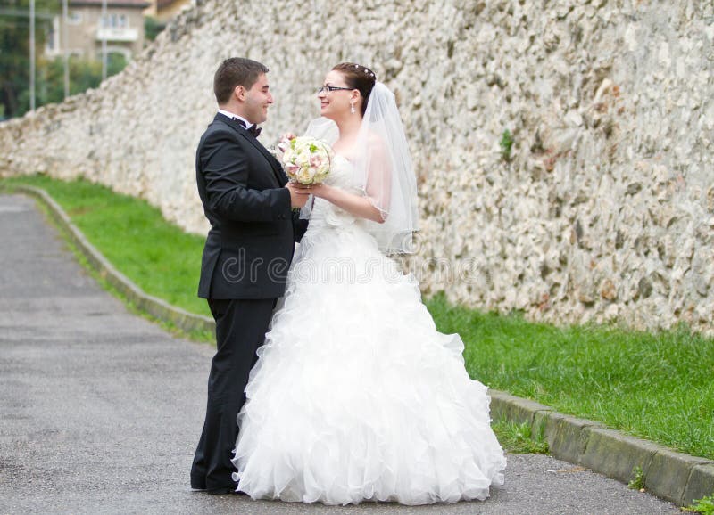 Novia y novio foto de archivo. Imagen de prepare, resorte - 52355404