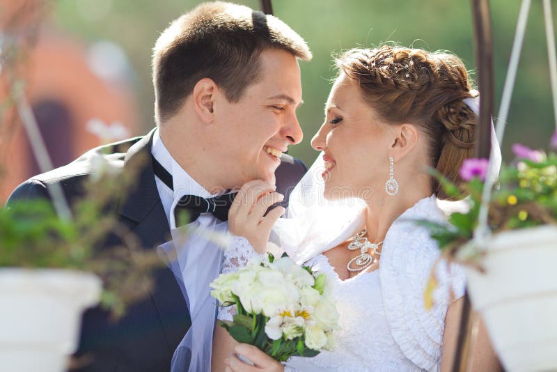 Novia y novio imagen de archivo. Imagen de nupcial, pares - 34187223