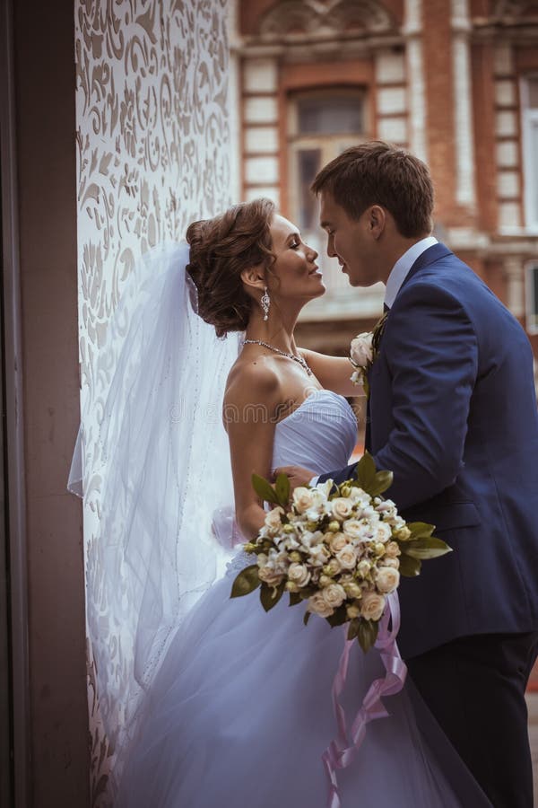 Novia y novio imagen de archivo. Imagen de alineada, belleza - 37188077