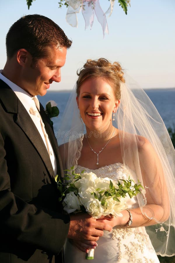 Novia y novio imagen de archivo. Imagen de alegre, newlywed - 4318435