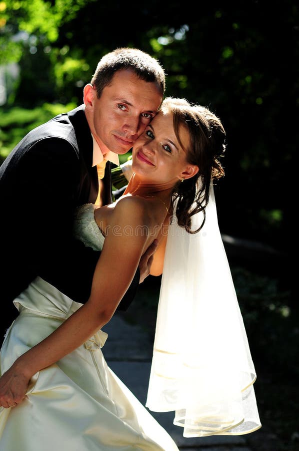 Novia y novio foto de archivo. Imagen de manos, hermoso - 5861146