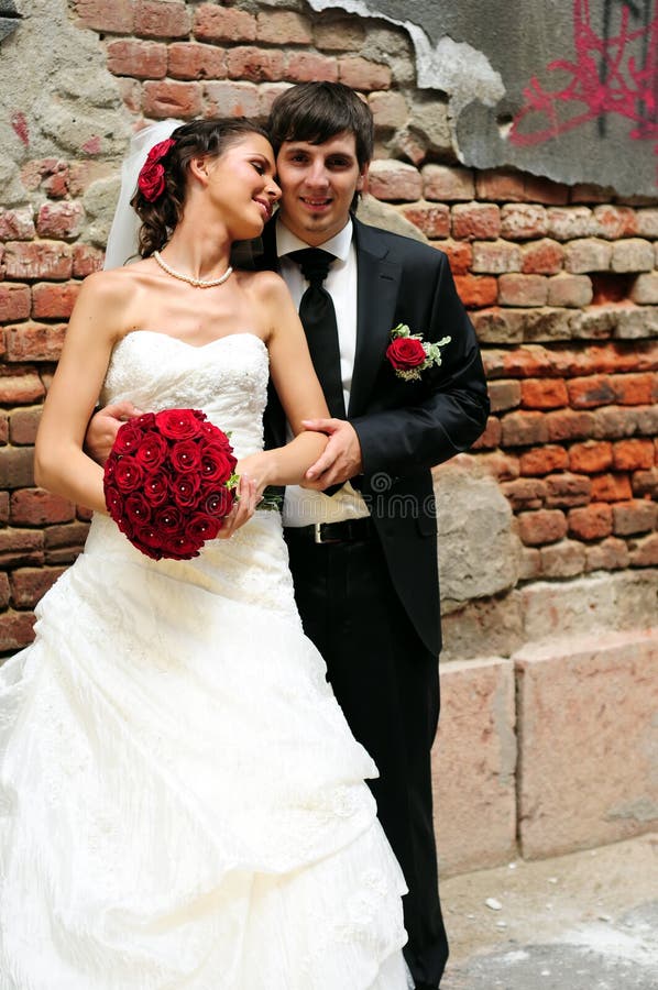 Novia y novio foto de archivo. Imagen de felicidad, beso - 3380760