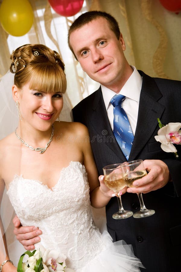 Novios con champán imagen de archivo. Imagen de cristal - 9000159