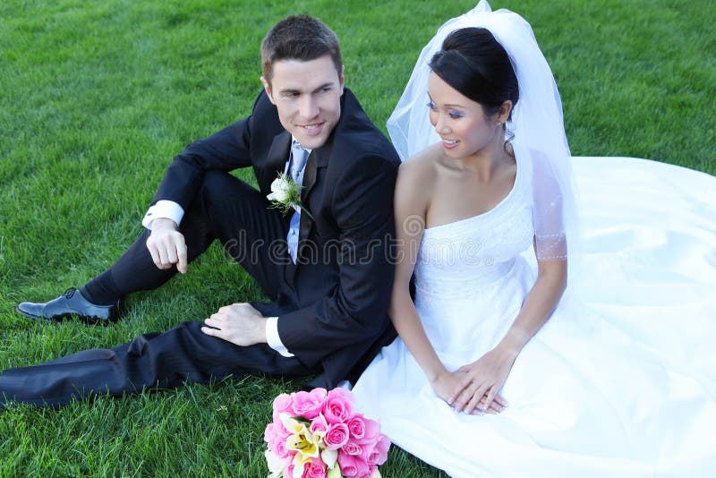 Novia y novio en la boda foto de archivo. Imagen de sonrisa - 15880734