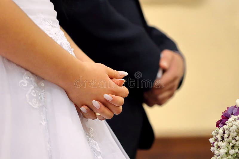Novia Y Novio En La Iglesia Durante La Ceremonia De Boda Imagen de ... Novia Y Novio En La Iglesia Durante La Ceremonia De Boda Imagen de ...
