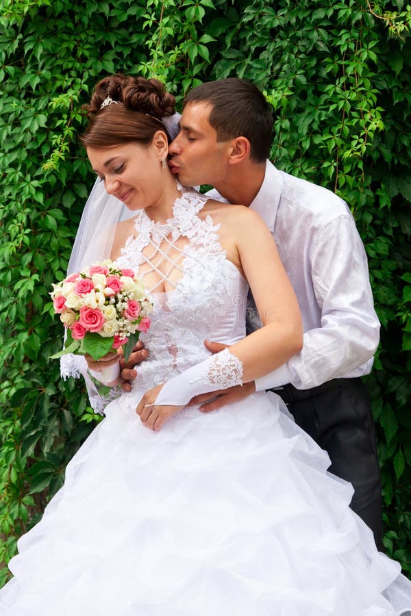 Novia y novio felices imagen de archivo. Imagen de felicidad - 20921731