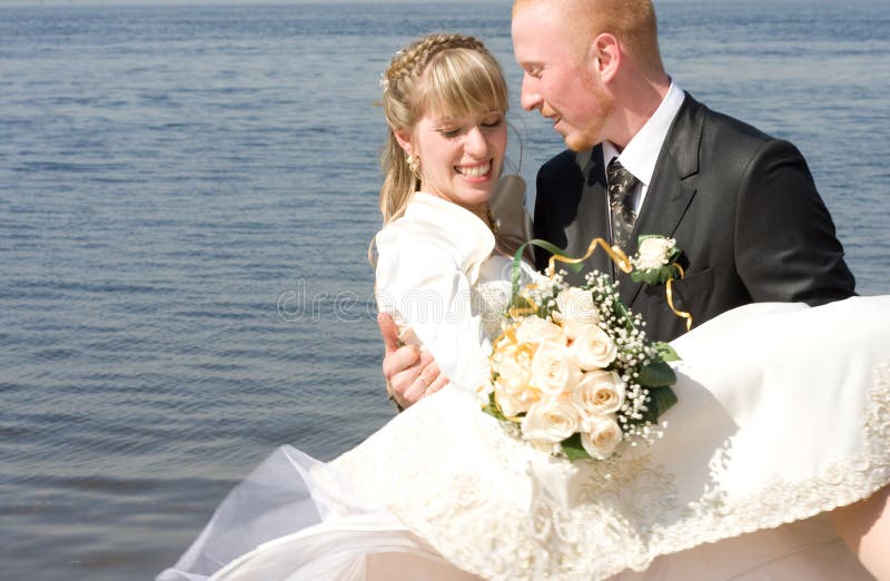 Novios felices foto de archivo. Imagen de gente, acontecimiento - 5079110