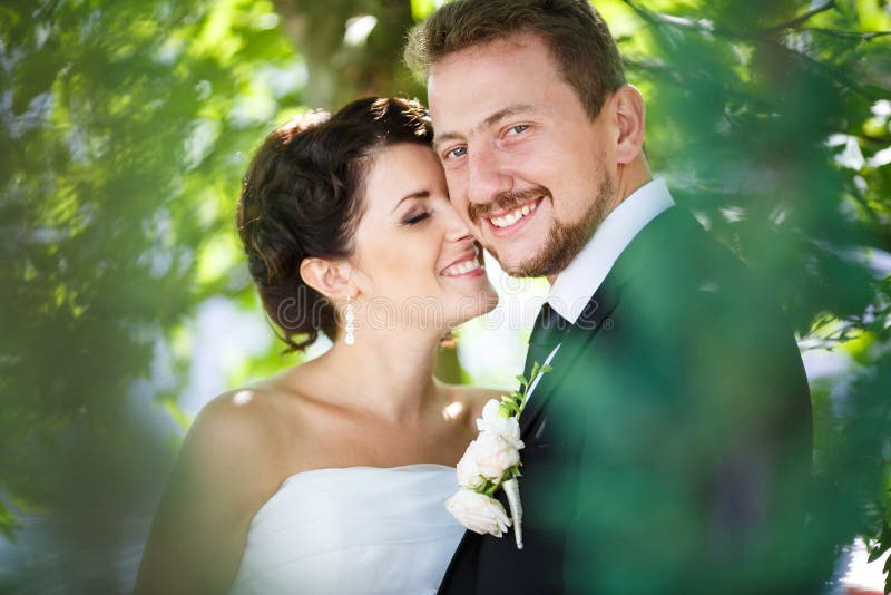 Novia y novio felices imagen de archivo. Imagen de hombres - 52008819