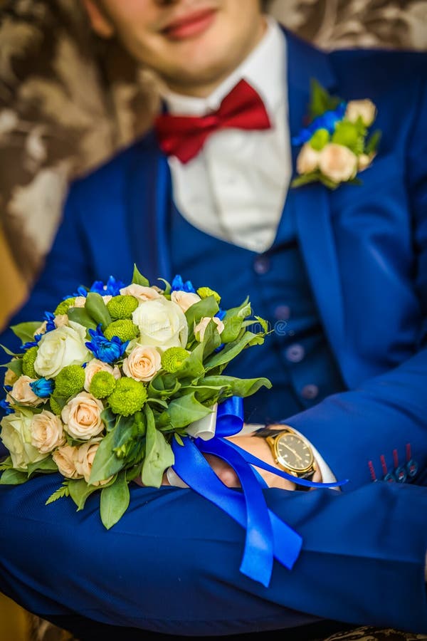 Novio Feliz Con El Ramo De La Boda Foto de archivo - Imagen de junto ...