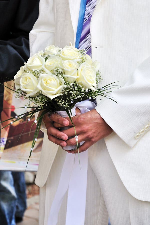 Novio y flores foto de archivo. Imagen de flor, cubo - 10855274