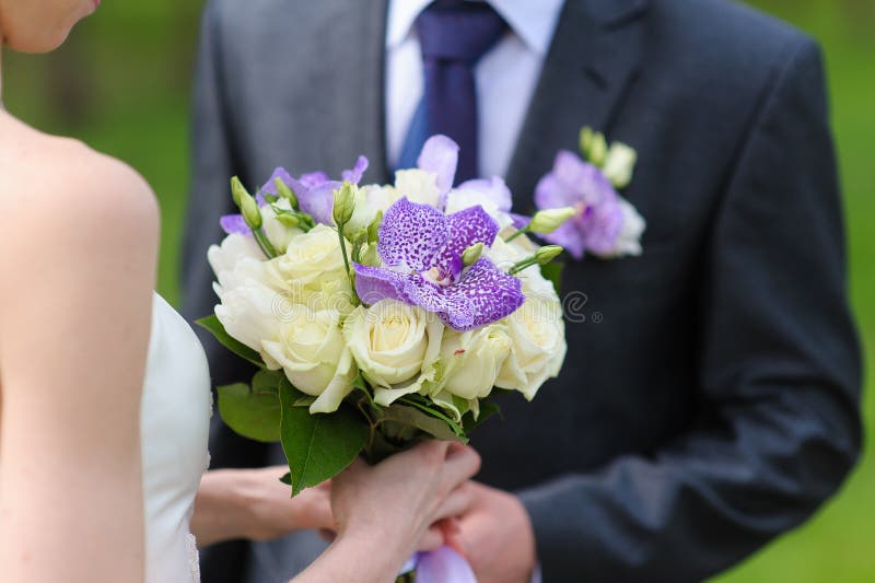 Novio Y La Novia Con Un Ramo Imagen de archivo - Imagen de cierre ...