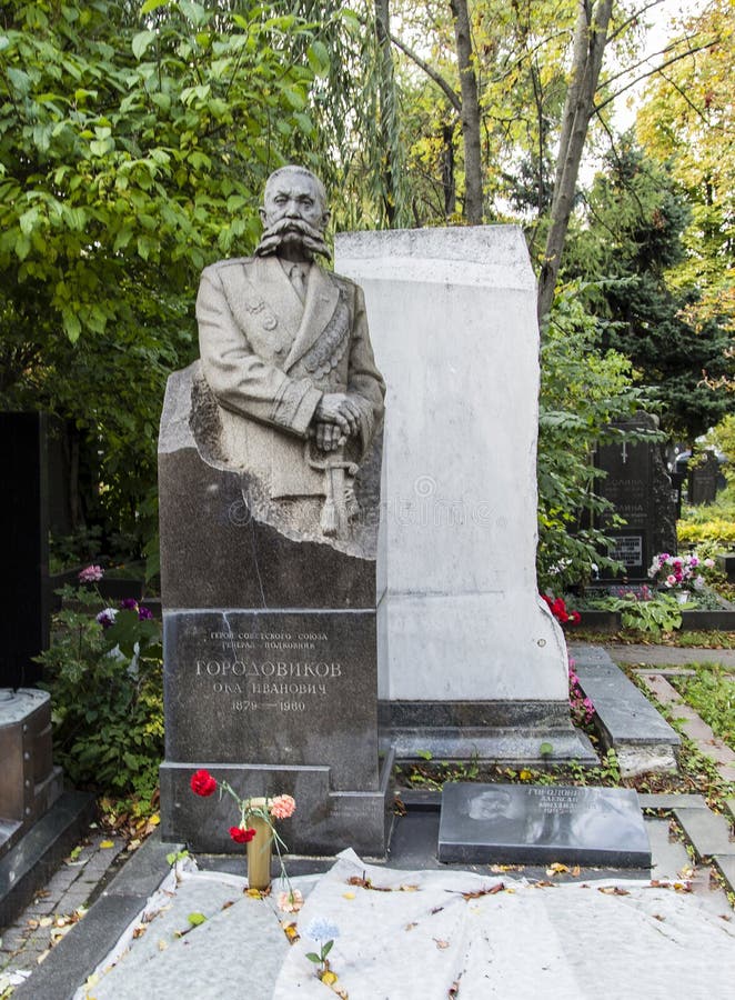Novodevichy Cemetery in Moscow Editorial Image - Image of sculpture ...