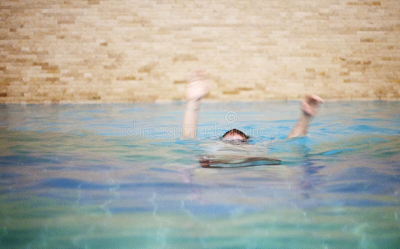 Noyade de l'homme photo stock. Image du homme, regroupement - 35073886