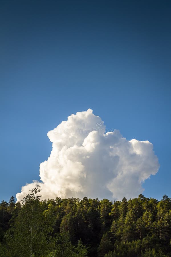 Nuage blanc solitaire image stock. Image du destinations - 74397701