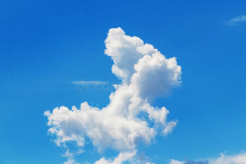 Nuage Bouclé Blanc De Forme Bizarre Dans Le Ciel Bleu Image stock ...