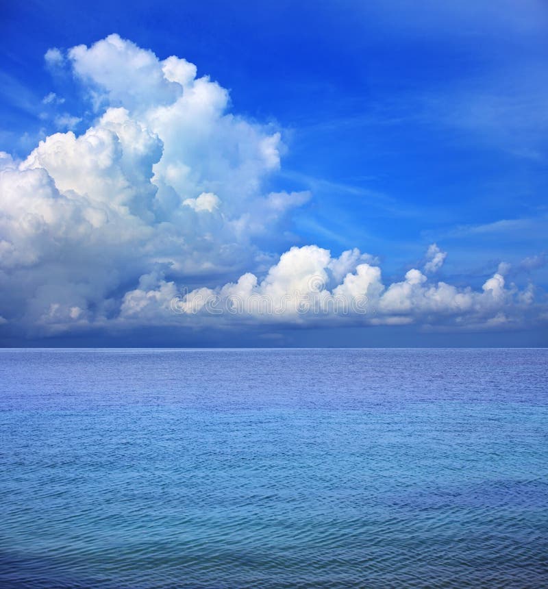 Nuage De Ciel Bleu Et Eau De Mer Blancs Clairs Image stock - Image du ...