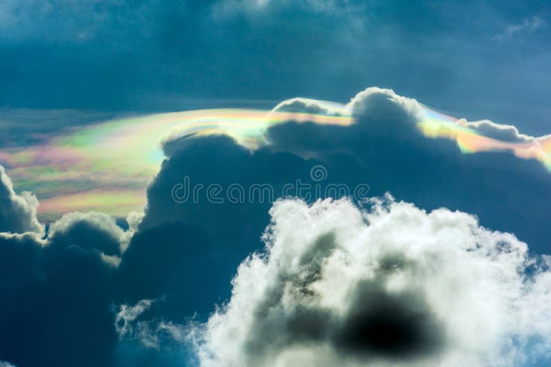 Nuage iridescent de pileus image stock. Image du iridescent - 33791749
