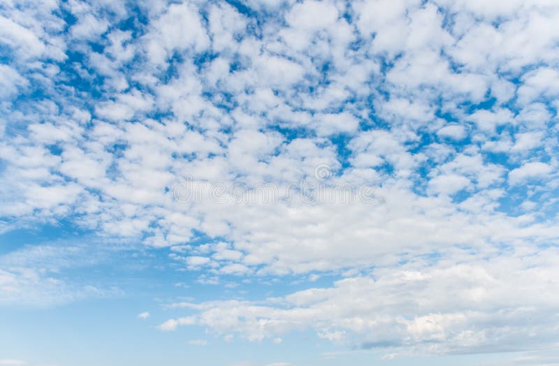 Nuages blancs photo stock. Image du pluie, venteux, pluvieux - 80182576