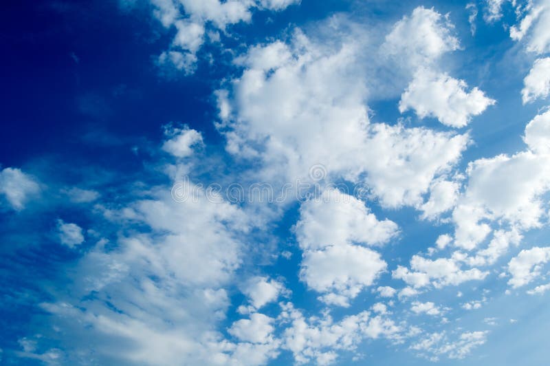 Les nuages de blanc. photo stock. Image du ravissement - 2641806