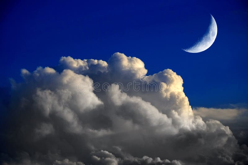 Nuages De Crescent Moon Et De Tonnerre En Ciel Bleu Rigide Photo stock ...