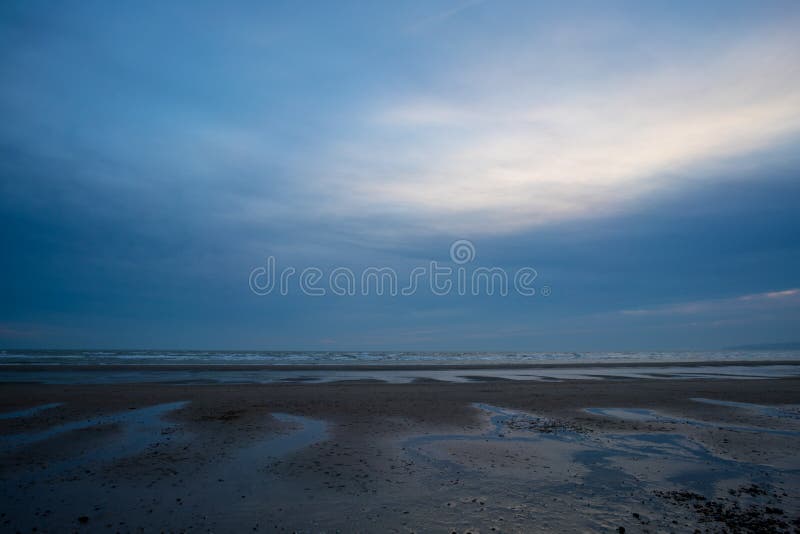 Nuages De Plage De Cambrure Photo stock - Image of océan, paisible ...