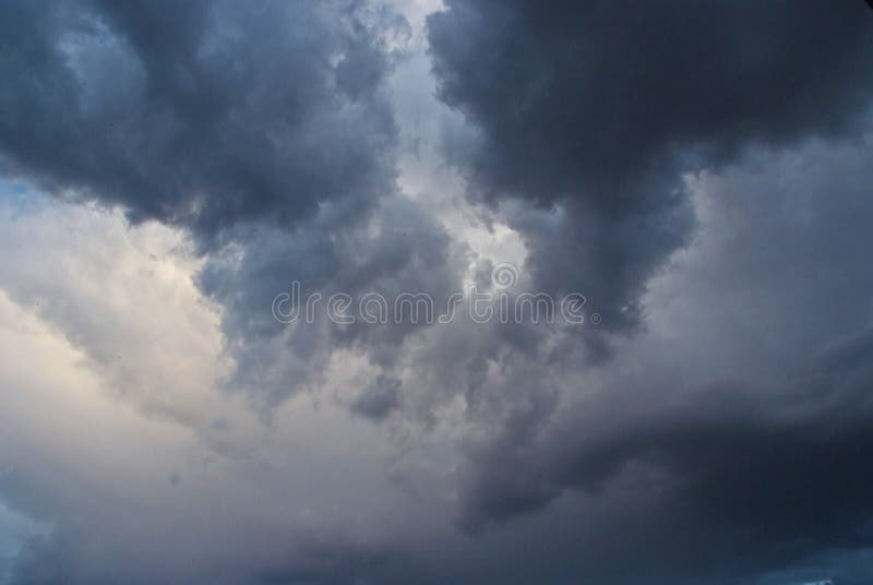 Nuages noirs image stock. Image du tempête, noir, foncé - 12588685