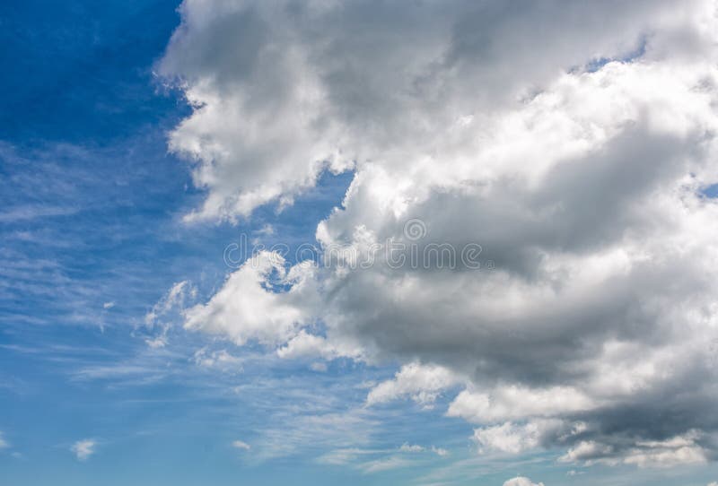 Nube Gris En Un Cielo Azul Del Verano Foto de archivo - Imagen de ...
