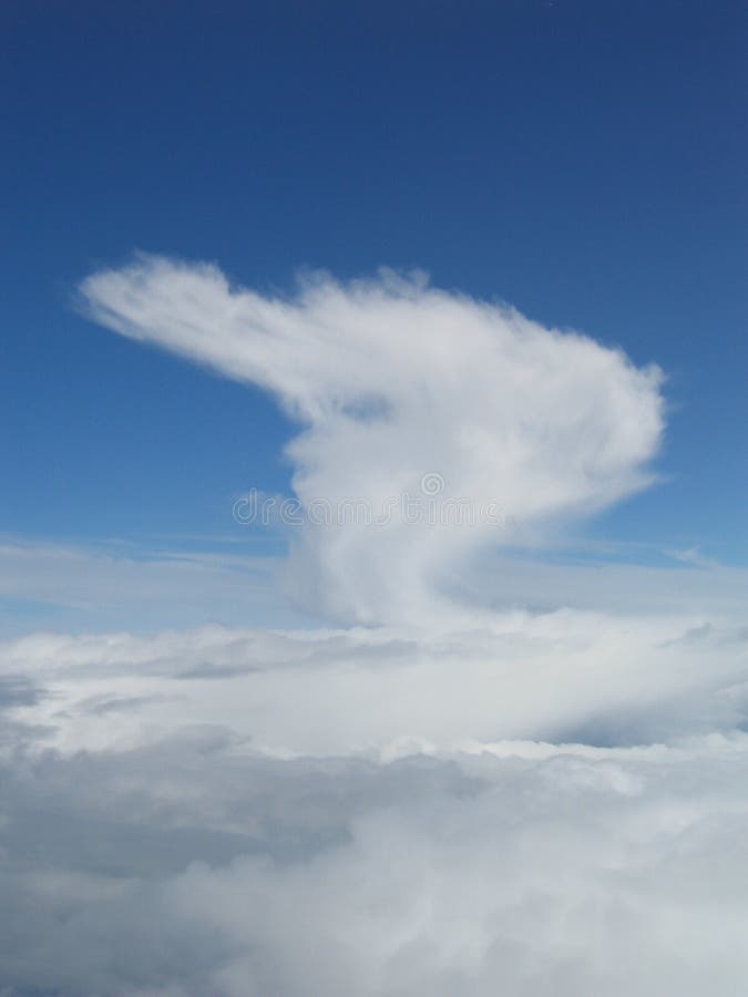Nuvola solitaria fotografia stock. Immagine di silenzio - 598314