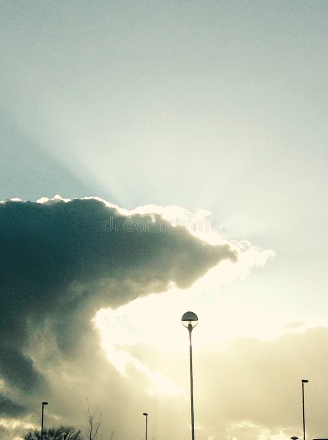 Nube y sol foto de archivo. Imagen de nube, contra, efecto - 136824524