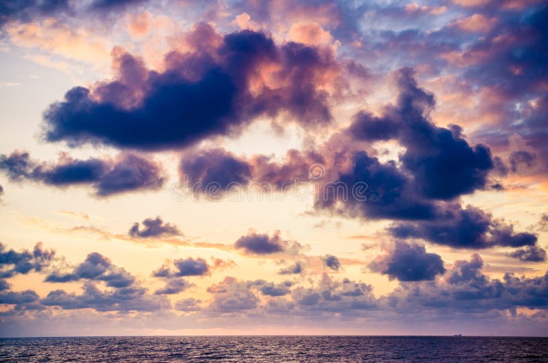 Nubes Violetas Fotos De Stock - Download 533 Fotos Libres de Derechos