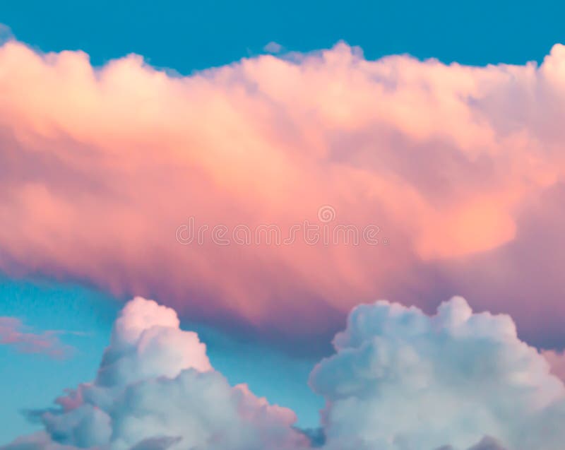 Nubes Al Atardecer En Rosa Y Azul Foto de archivo - Imagen de cubo ...