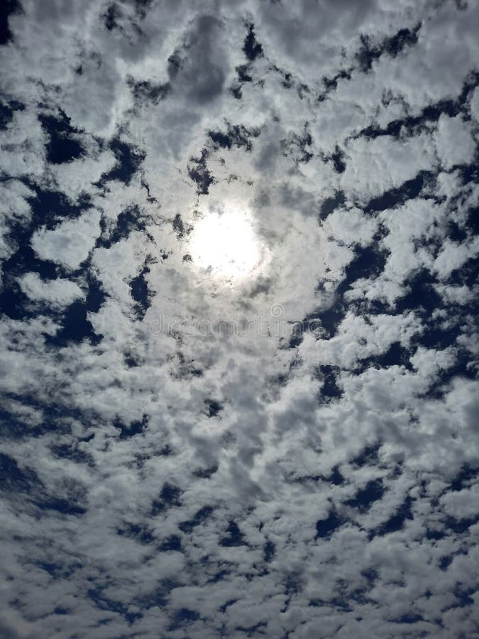 Nubes Altocumulus Atrapando El Sol Entre Ellas Foto de archivo - Imagen ...