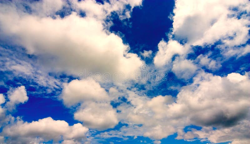 Nubes azules brillantes imagen de archivo. Imagen de asoleado - 123387