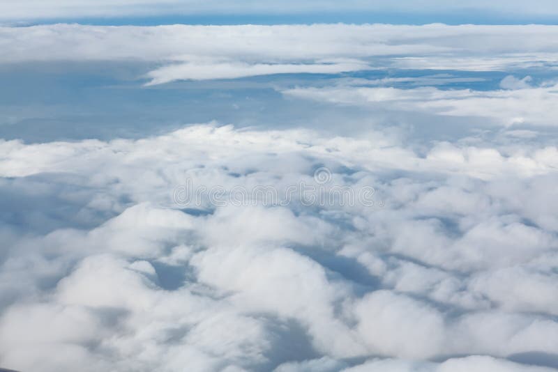 Nubes blancas onduladas foto de archivo. Imagen de mosca - 260229748