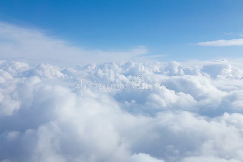 Nubes Blancas Suaves Y Horizonte Azul Imagen de archivo - Imagen de ...