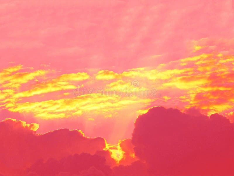 Nubes De Oro En El Cielo Rosado Imagen de archivo - Imagen de cielo ...