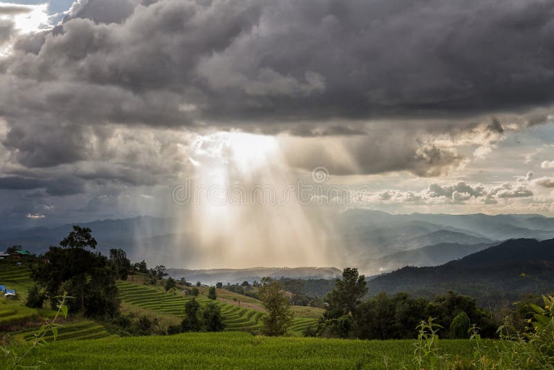 Nubes De Tormenta Con Lluvia Y El Rayo De Sol Imagen de archivo ...