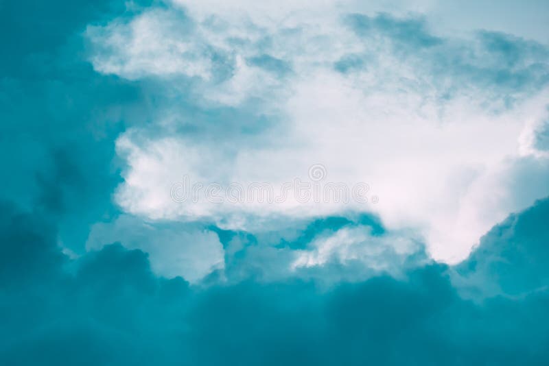 Nubes Del Azul Turquesa Y Blancas En Cielo Imagen de archivo - Imagen ...