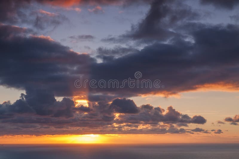Nubes del rayo solar foto de archivo. Imagen de rayo - 35578186