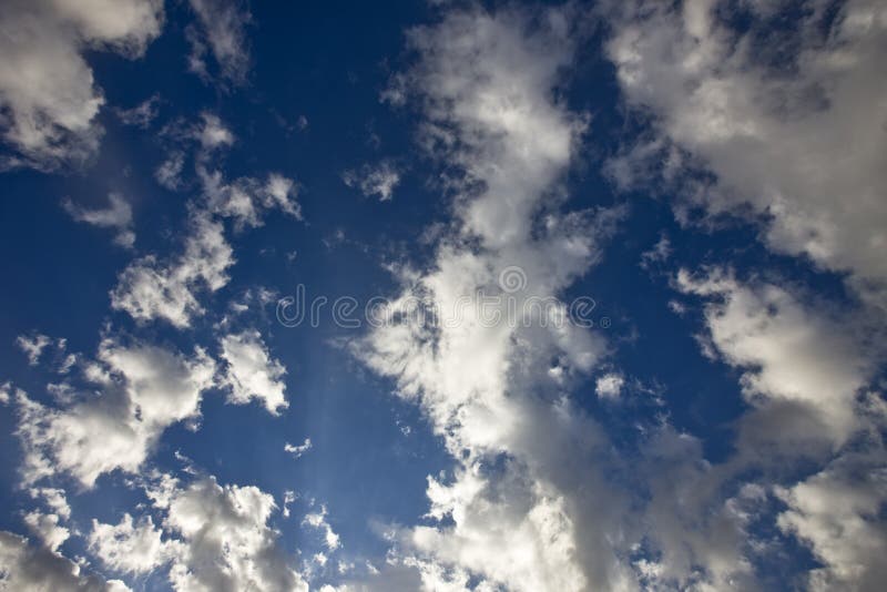 Nubes en cielos azules foto de archivo. Imagen de ascendente - 11905634