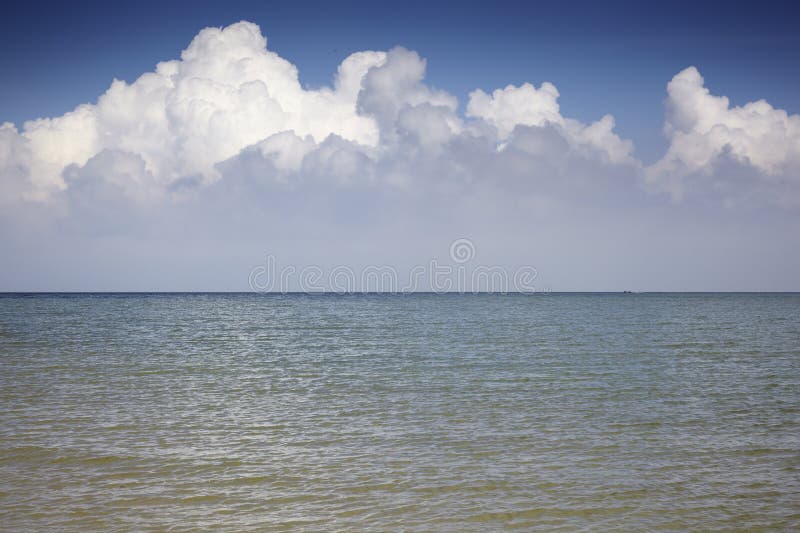 Nubes En El Horizonte Sobre El Mar Imagen de archivo - Imagen de nubes ...