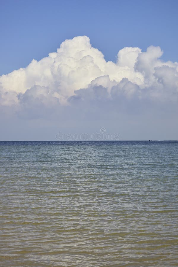 Nubes En El Horizonte Sobre El Mar Imagen de archivo - Imagen de playa ...