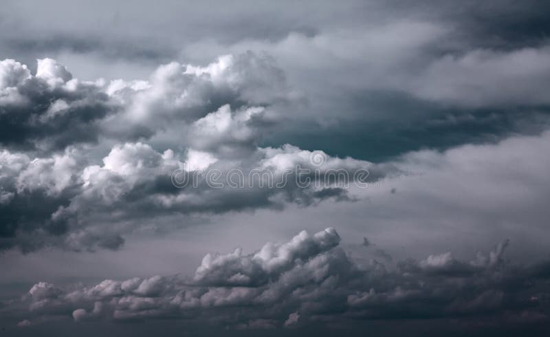 Nubes oscuras foto de archivo. Imagen de revestimiento - 14308028