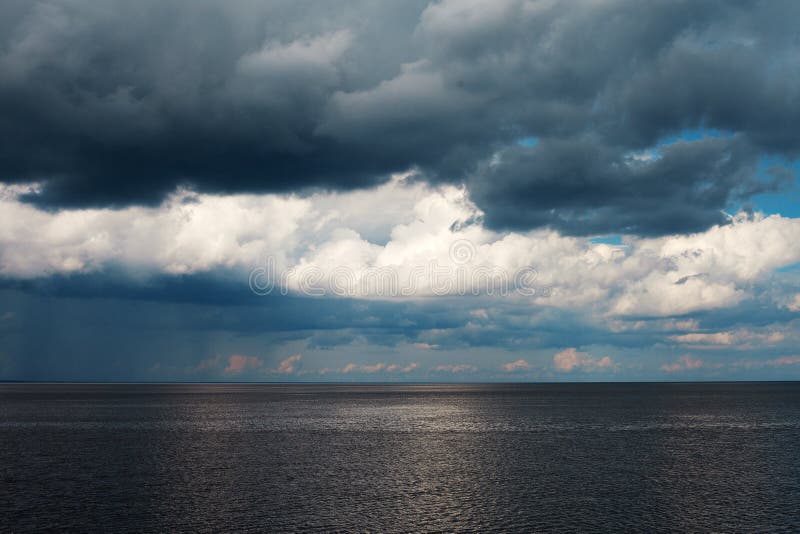Nubes oscuras. imagen de archivo. Imagen de tempestuoso - 25958893